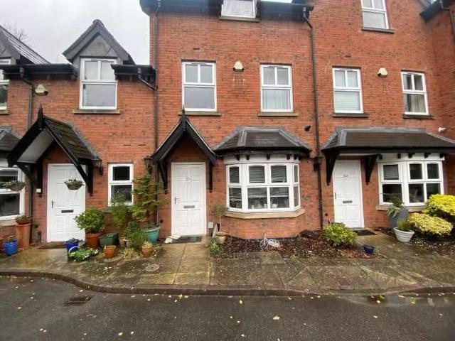 For Rent! 3 BA 3 bedroom town house for rent in Station Road.