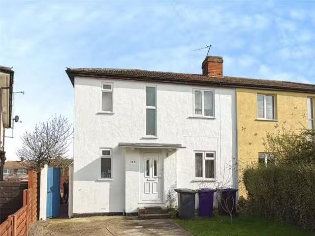 Nice 3 bedroom Mid Terrace House to rent, Common Rise, Hitchin.
