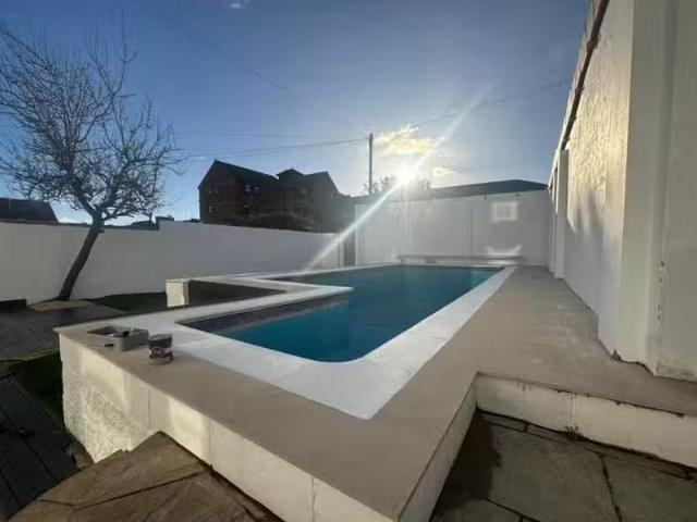 Charming 3 bedroom apartment for rent in Dorchester Road, WEYM.