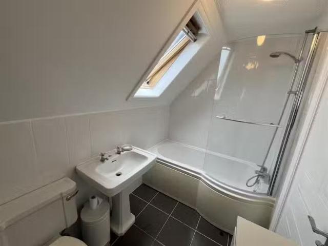 Cozy 3 bedroom detached house for rent in Hillside Drive, Cowb.