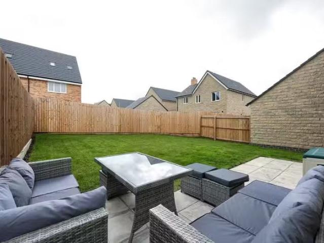 Just in! 3 bedroom detached house for rent in Valley Lane, Cli.