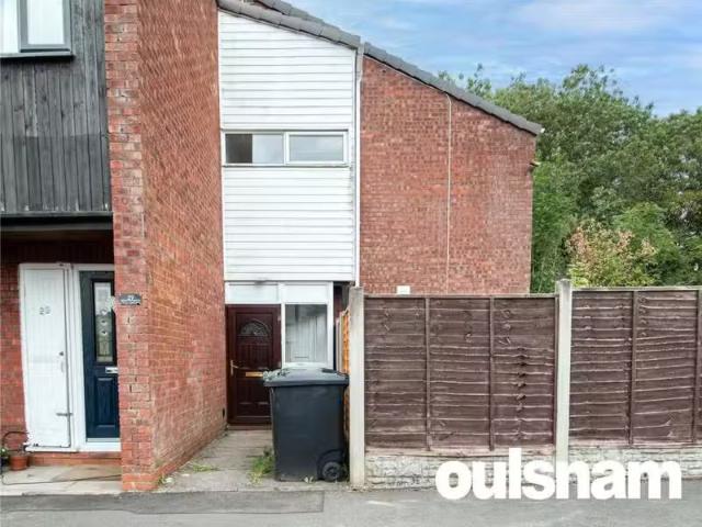 Just in! 3 bedroom end of terrace house for rent in Pembridge.