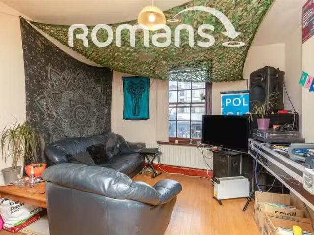 Cheap 3 bedroom flat for rent in Gloucester Road, Bishopston.