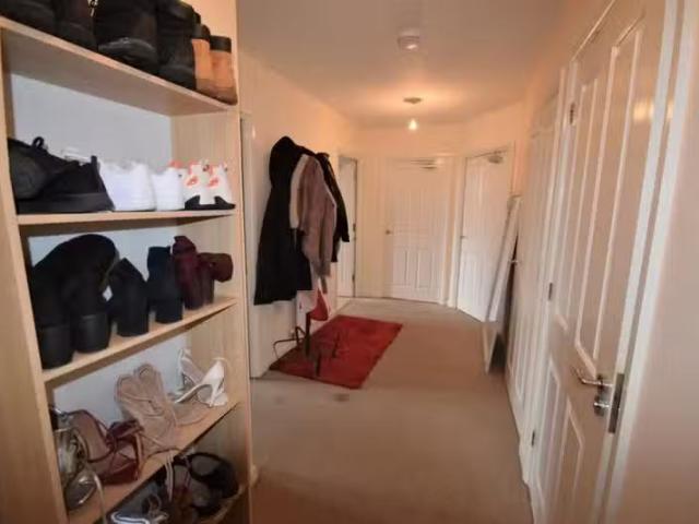 For Rent! 3 bedroom flat for rent in Mosquito Way, Hatfield, A.