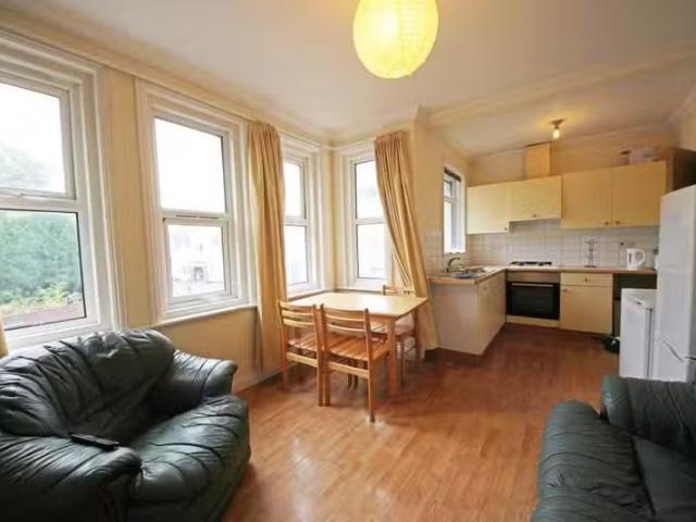 Deal! 3 bedroom flat for rent in Wimborne Road, Winton, Bourne.