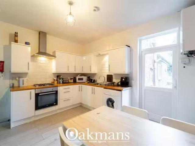 Cheap 3 bedroom house for rent in Katie Road, Birmingham, West.