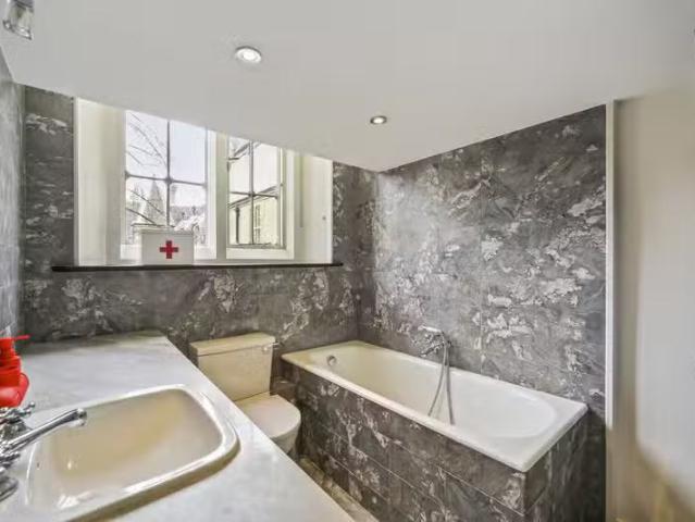 Cozy 3 bedroom property to let in John Archer Way, London, SW1.