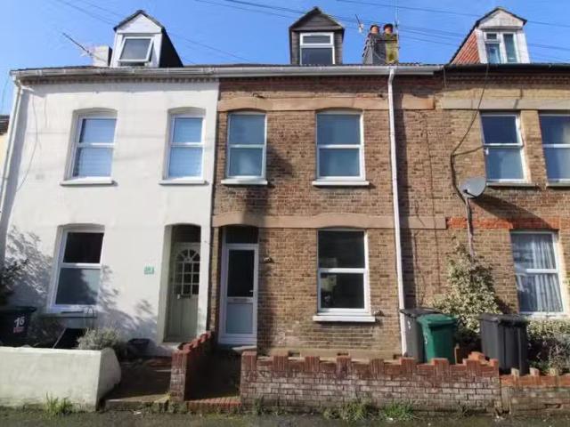 Nice 3 bedroom semi detached house for rent in Crown Road, Por.