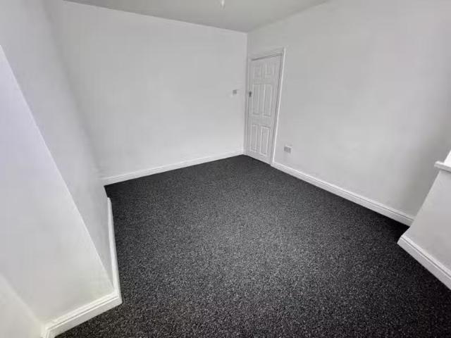 Cheap 3 bedroom semi detached house for rent in Max Road, Quin.