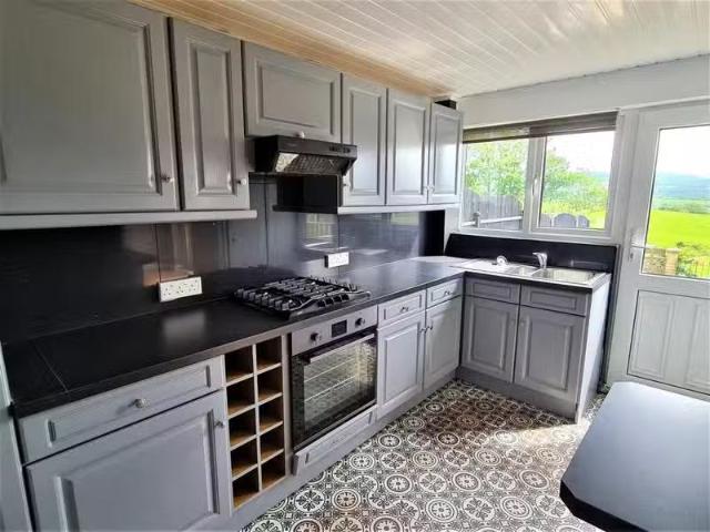 Charming 3 bedroom semi detached house for rent in The Oaks, E.