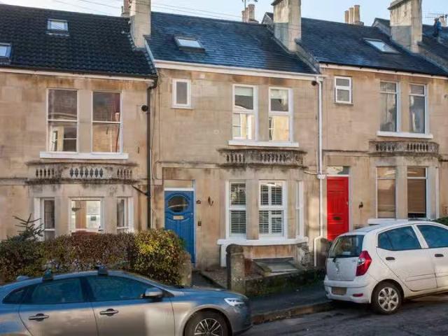 Rental! 3 bedroom terraced house for rent in Kensington Garden.