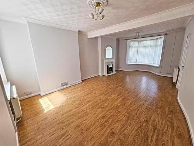 Deal! 3 bedroom terraced house for rent in Ty'r Felin Street.