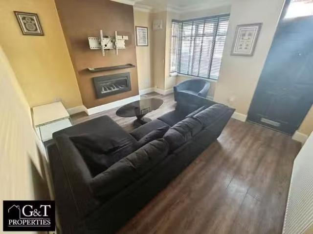 Charming 3 bedroom terraced house for rent in Trinity Street.