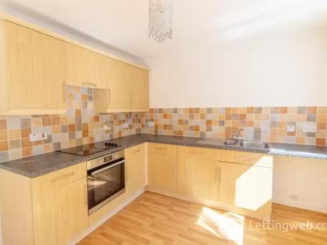 Just in! 3 BR Property to rent in Chapel Street,, Montrose, D.