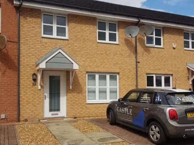 Cozy 3 BR Property to rent in Dermontside Close, Crookston, Gl.