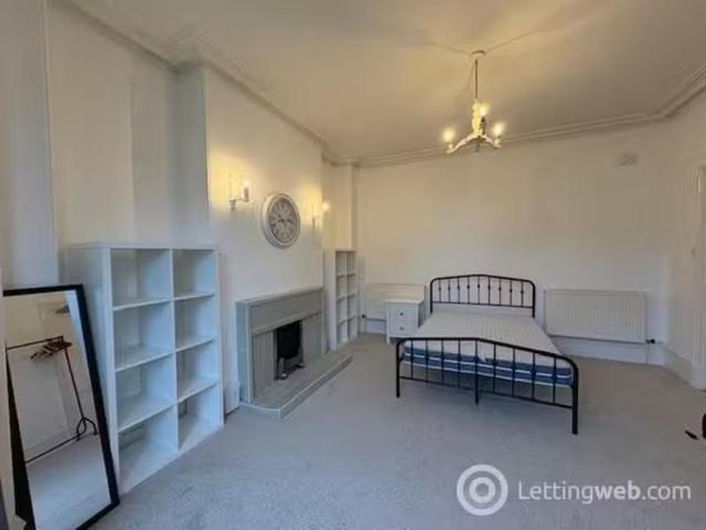 Nice 3 BR Property to rent in Flat, Flat Elmfield Avenue, AB24
