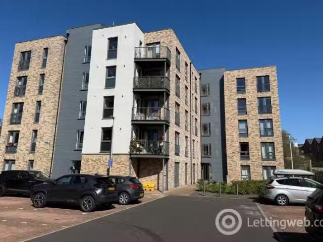 Unique 3 BR Property to rent in Wintermill Square, Edinburgh.