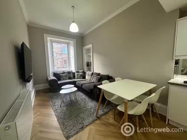 Deal! 3 BR Property to rent in 25/6 Milton Street, EH8 8HA