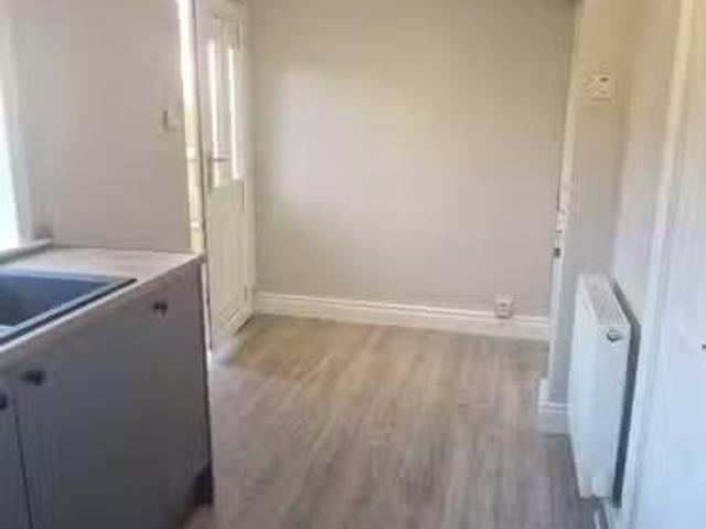 Cozy 3 BR Property to rent in 53 High Street, Leslie, Glenroth.