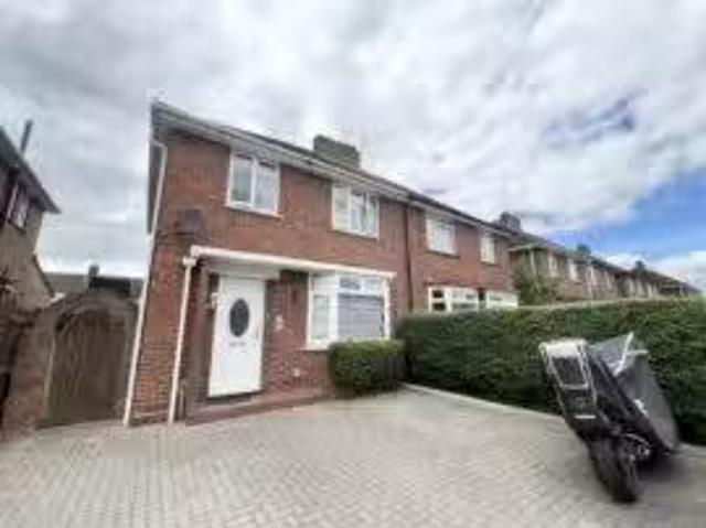 Just in! 3 BR Property & Houses to Rent: Calvert Close, Alders.