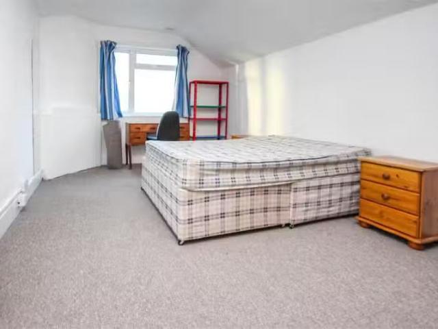 Rental! 1 BA 4 bedroom apartment for rent in Wimborne Road, B.