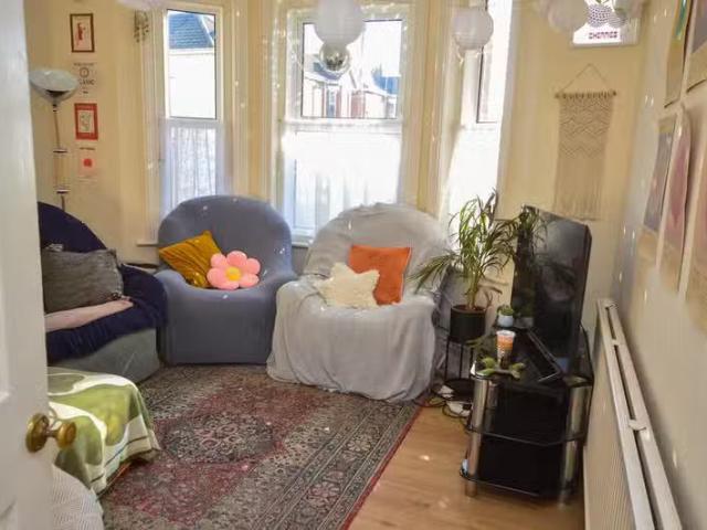 Just in! 1 BA 4 bedroom detached house for rent in Brassey Roa.