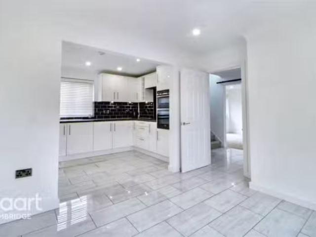 Cheap 1 BA 4 bedroom detached house for rent in Merlin Drive.