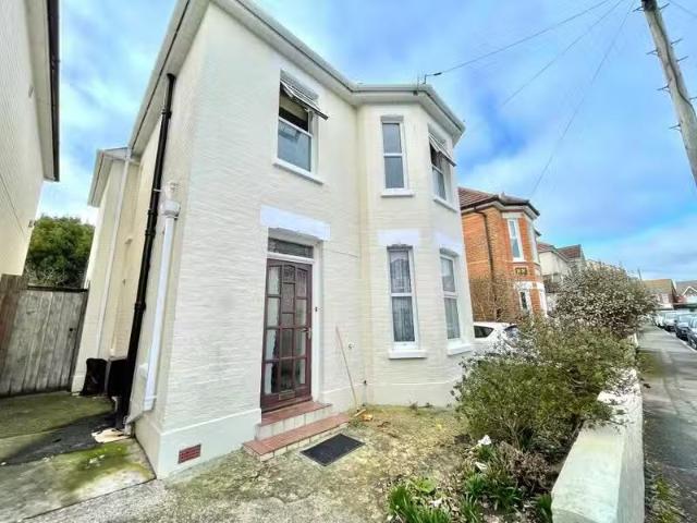 Unique 1 BA 4 bedroom detached house for rent in Rosebery Road.