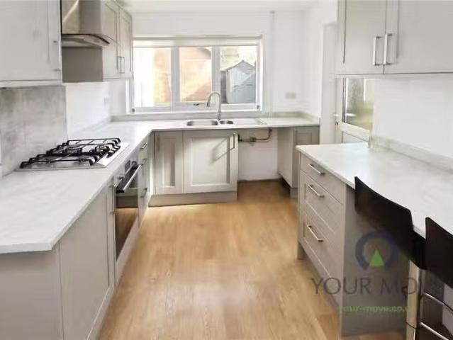 Cheap 1 BA 4 bedroom Detached House to rent, Huntsmans Way, Mi.