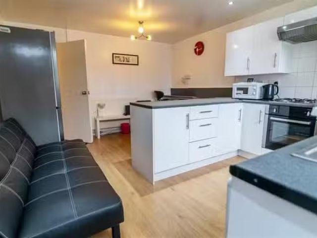 Cozy 1 BA 4 bedroom end of terrace house for rent in Monument.