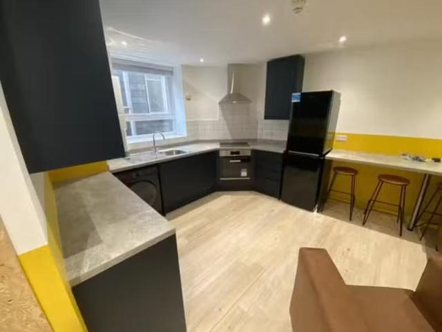 Nice 1 BA 4 bedroom flat for rent in Baldwin Street, Bristol.