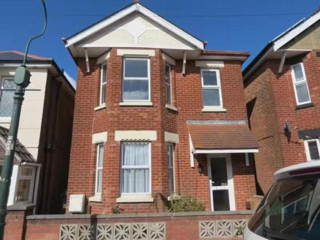Deal! 1 BA 4 bedroom house for rent in 4 bedroom Detached Hous.