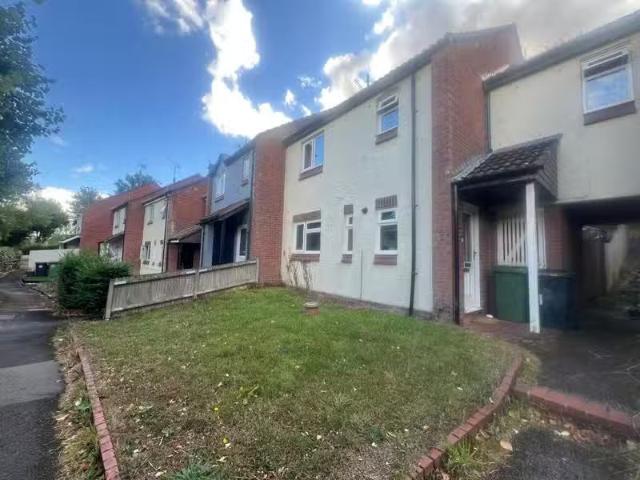 Cheap 1 BA 4 bedroom house for rent in High Trees Close, Reddi.