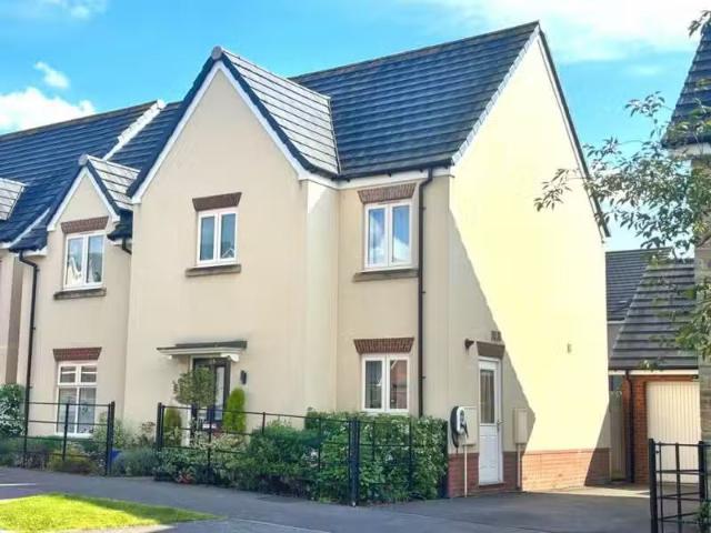 Cozy 1 BA 4 bedroom house for rent in Red Admiral Way, Thornbu.