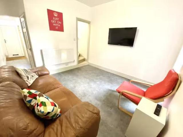 Cheap 1 BA 4 bedroom house share for rent in Gleave Road, Sell.