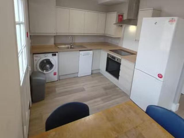 Nice 1 BA 4 bedroom terraced house for rent in Doone Road, Hor.