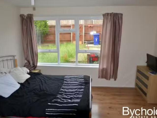 Cozy 1 BA 5 bedroom house share for rent in Bedford Court, Hav.