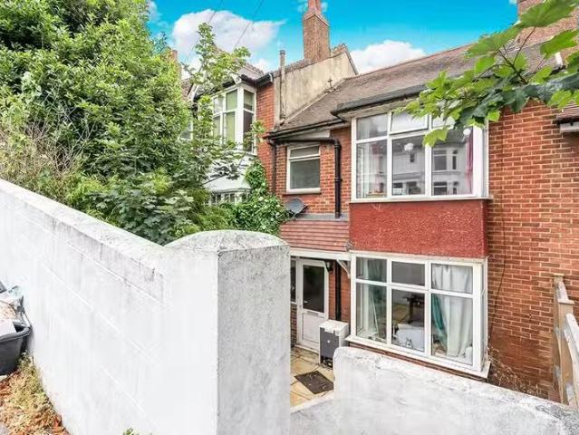 Cheap 1 BA 5 bedroom Semi Detached House to rent, Princes Road.