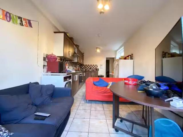 Charming 1 BA 5 bedroom terraced house for rent in Manor Stree.