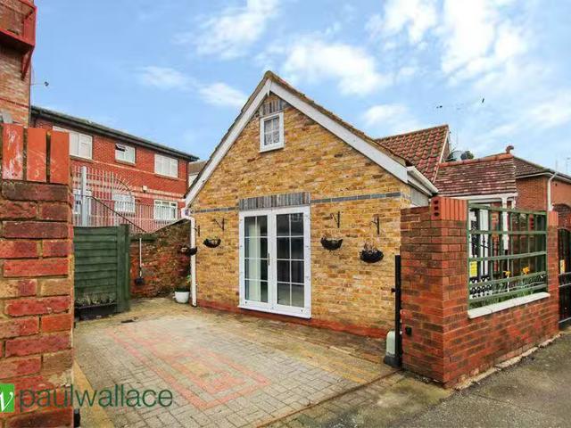 Nice 1 BA 1 bedroom coach house for rent in Warwick Drive, Che.