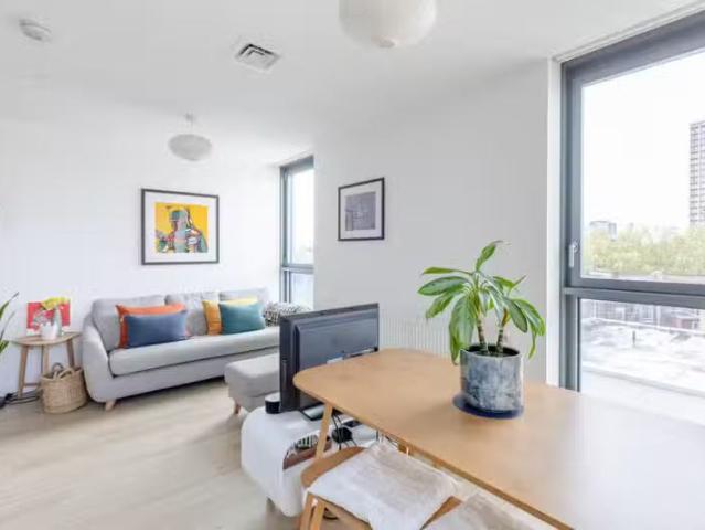 Rental! 1 BA 1 bedroom apartment for rent in City Road, London.