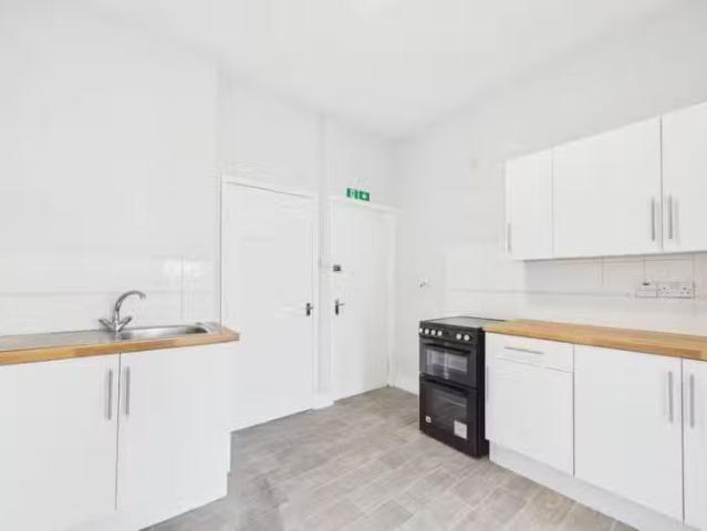 Nice 1 BA 1 bedroom apartment for rent in High Street, Holywel.