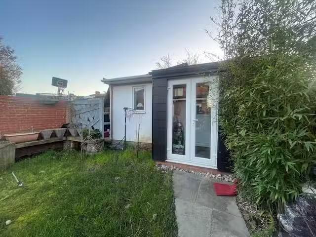 Unique 1 BA 1 bedroom apartment for rent in Honeypot Lane, Sta.