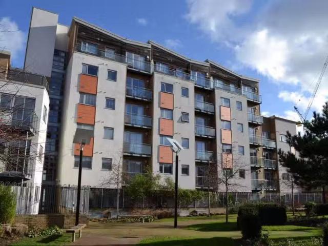 Cheap 1 BA 1 bedroom apartment for rent in Violet Road, London.