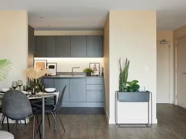 Just in! 1 BA 1 bedroom apartment for rent in Wood Street, Car.