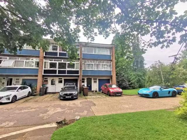 Rental! 1 BA 1 bedroom ground floor flat for rent in Abbots Pa.