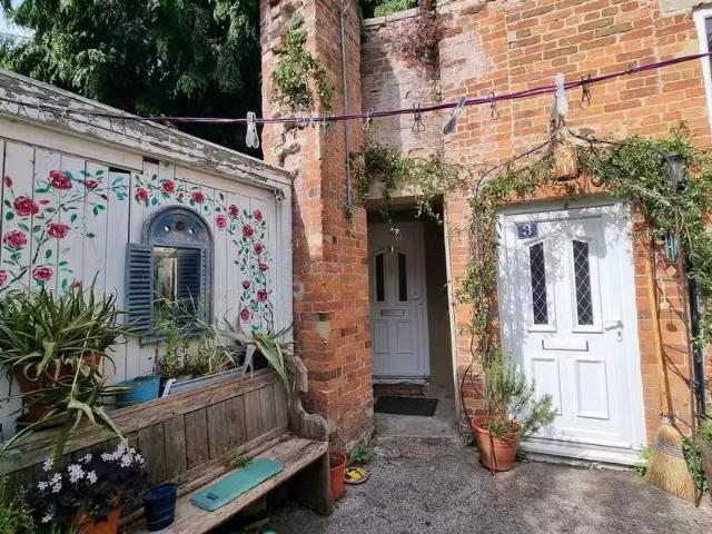 Rental! 1 BA 1 bedroom ground floor flat for rent in Market Pl.