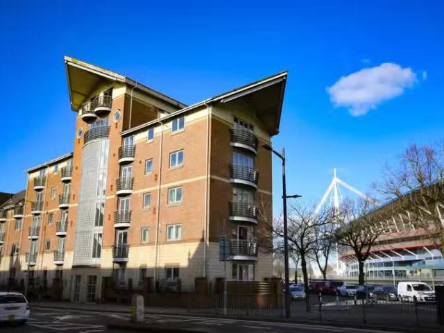 Rental! 1 BA 1 bedroom ground floor flat for rent in Millenniu.