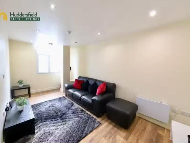 Nice 1 BA 1 bedroom detached house for rent in Westgate, Hudde.