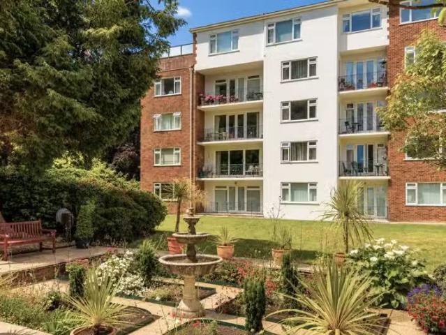 Rental! 1 BA 1 bedroom flat for rent in The Avenue, Branksome.